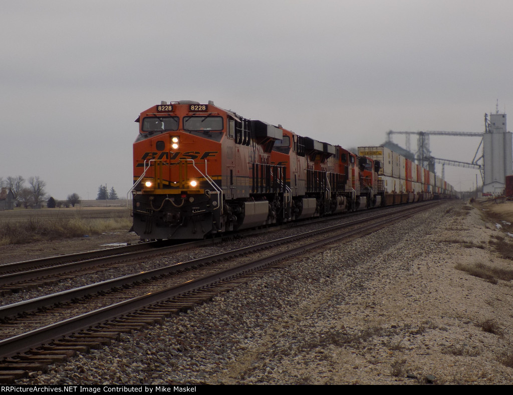 BNSF 8228